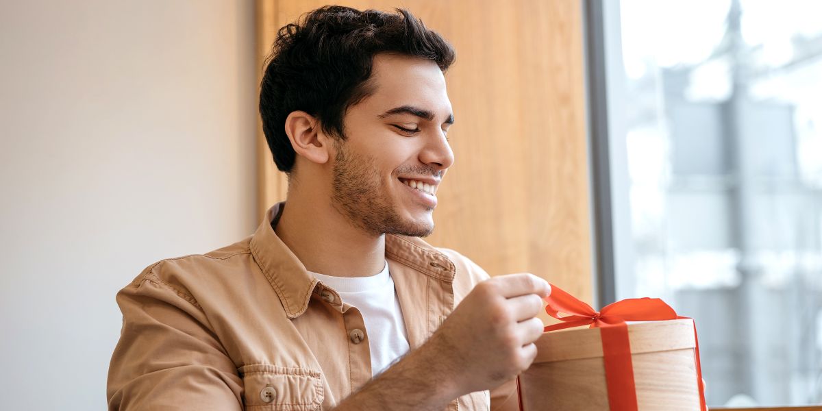Mi esposo comenzó a recibir regalos caros de alguien - Me sorprendió ...