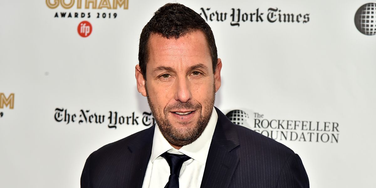 Adam Sandler y su "despampanante" esposa Jackie deslumbran en la ...