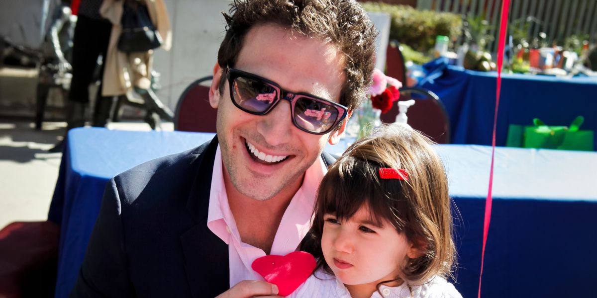 La hija de Mark Feuerstein nació con un defecto cardíaco potencialmente ...